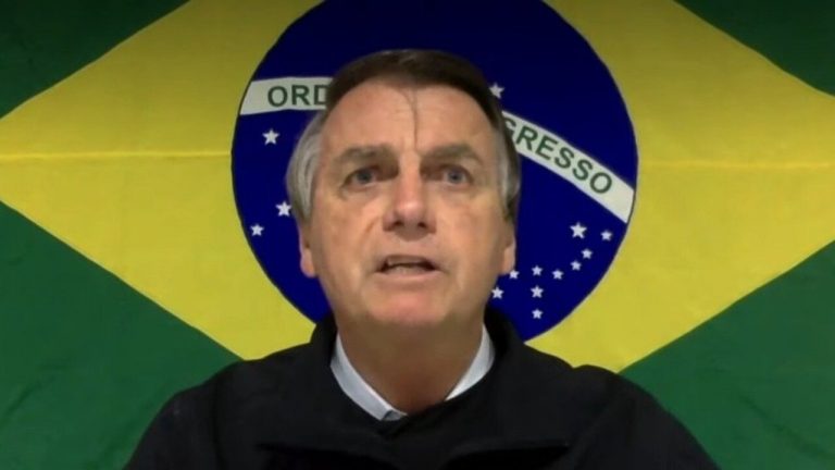 Irritado, Bolsonaro abandona entrevista após ser perguntado sobre ...
