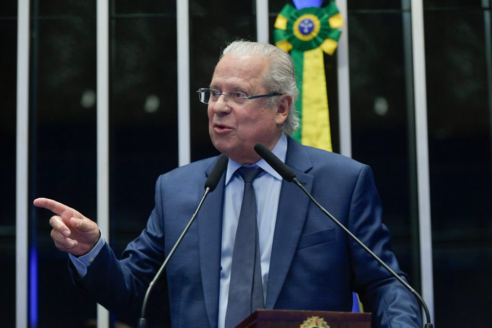Após 19 anos, Zé Dirceu volta ao Congresso e defende reforma na ...